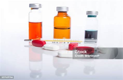 Ampul Injeksi Dan Jarum Suntik Sekali Pakai Menunjukkan Konsep Obat