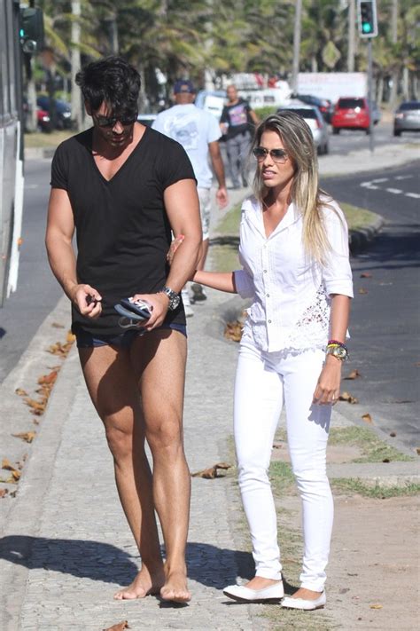 Ego Toda De Branco Ex Bbb Adriana Relaxa Na Praia Com Rodrigão