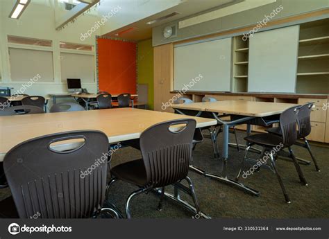 Empty Grade School Classroom With Apple Mac Computer In Back — Stock