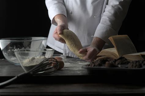 손 반죽 반죽 흰 밀가루로 반죽의 조각을 뿌리 요리 낮은 키 샷 손 주변 테이블에 몇 가지 재료 닫습니다 전문 부엌에서 경험 있는 요리사 바이오 이탈리아 파스타를 만들기