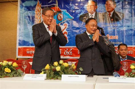 សំលេងសាទរយ៉ាងអធិកអធម ដែលកេីតចេញពីការគោរពស្រលាញ់ និងភាពសប្បាយរីករាយ