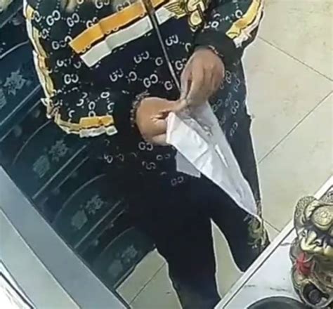 男子打包1份6元面装走半袋大蒜
