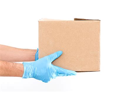 의료 고무 장갑과 마스크에 골판지 상자를 들고 배달 남자 복사 공간 빠르고 무료 배달 전송 온라인 쇼핑 및 익스프레스 배달 격리