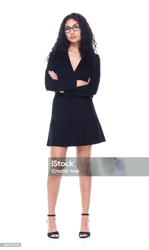 1819세의 아름다운 흑발 곱슬머리 라틴 아메리카 히스패닉 민족 젊은 여성 여성 사업가 비즈니스맨 착용 드레스 진지한 자신감 농도의 1인 전체 길이 18 19세에 대한 스톡