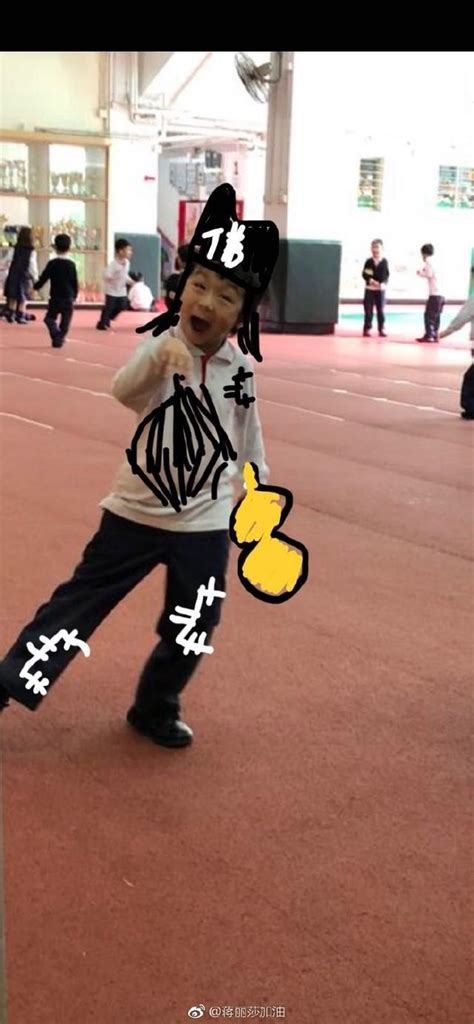 蔣麗莎曬兒子被親爸惡搞照片，小螺絲扮濟公活靈活現好似陳浩民 每日頭條