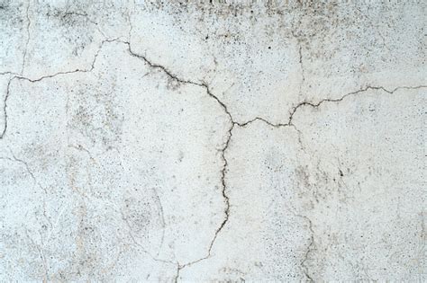 금이 간 석고와 더러운 그런지 질감의 표면으로 덮인 오래된 콘크리트 돌담 0명에 대한 스톡 사진 및 기타 이미지 0명 거친