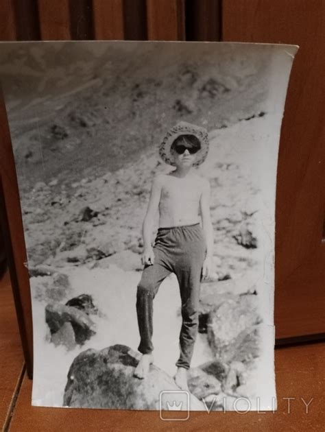 Парень с голым торсом на камне 111934389 купити Violity