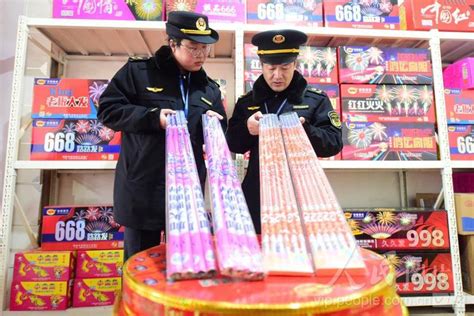 江苏东海：严查烟花爆竹 保障节日安全 人民图片网