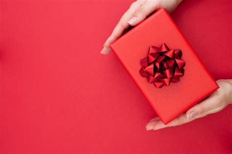 평평한 누워 배경 복사 공간에 고립 된 빨간 리본 활선물 상자를 들고 여성의 손의 상단보기 겨울에 대한 스톡 사진 및 기타 이미지 Istock