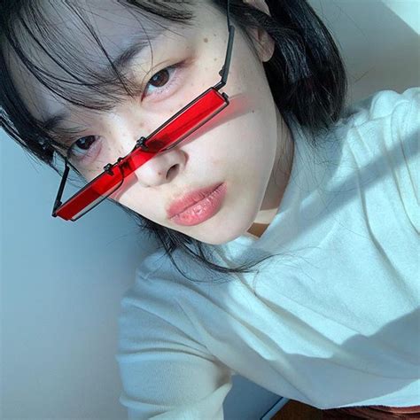 Sulli tự nhục chỉ vì một câu nhận xét chí mạng của con gà ứng dụng Simsimi Xinh đẹp đấy