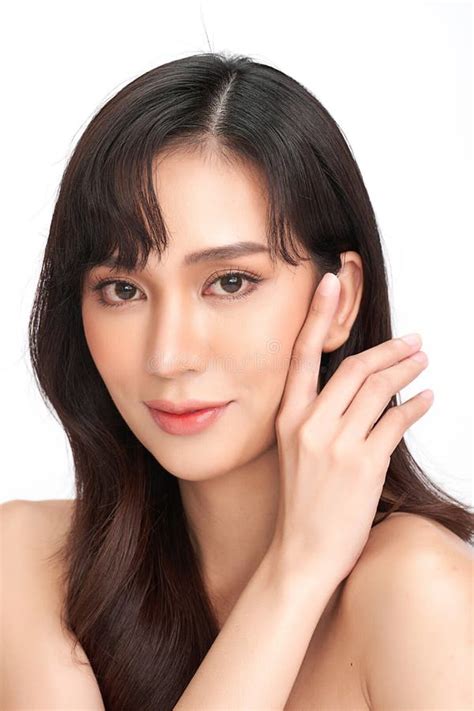 Sch Ne Junge Asiatin Mit Sauberer Frischer Haut Auf Wei Em Hintergrund Gesichtsbehandlung