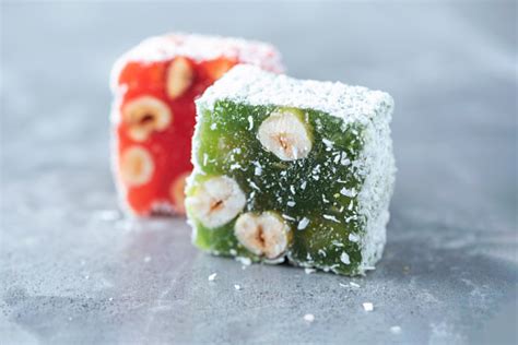 터키의 즐거움 회색 배경에 헤이즐넛을 곁들인 로쿰 또는 라하트 로쿰 전통 동부 요리 전통적인 중동 과자 유대인 터키어 아랍어 국가 디저트 터키의 즐거움 유대교에 대한 스톡