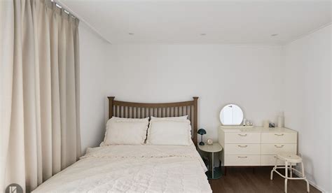 รวมรูปภาพของ ไอเดียตกแต่งคอนโดฯ สไตลมินิมอล เน้นโทนขาวกับไม้สีเข้ม รูปที่ 11 จาก 13