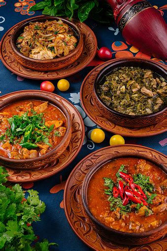 고수와 체리 자두를 곁들인 테이블에 제공되는 4가지 조지아 요리 0명에 대한 스톡 사진 및 기타 이미지 0명 건강한 생활방식 고급 요리 Istock