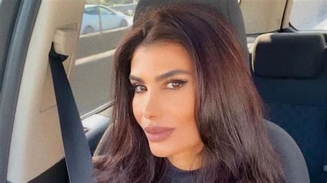 Şarkıcı Hatice Sandık Kombini Ile Yine Dikkat çekti