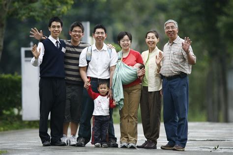 毛明華 2007 攝於花蓮慈濟精舍的全家福照片2009又多了一房媳婦囉 Morrison Hwang Flickr