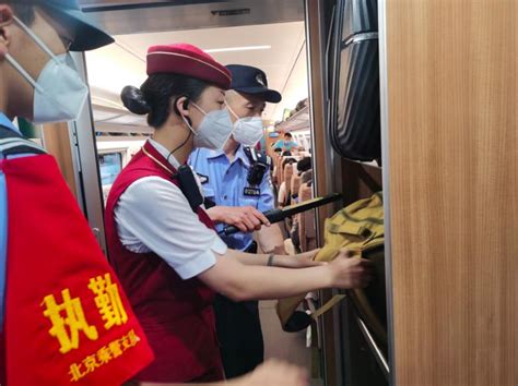 “十一”期间，北京铁警增派警力进站防控、上车添乘澎湃号·政务澎湃新闻 The Paper