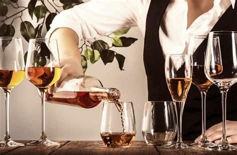 소믈리에가 와이너리 바 또는 레스토랑에서 와인 시음시로 장미 와인을 잔에 붓습니다 흰색 배경 Grenache에 대한 스톡 사진 및 기타 이미지 Istock