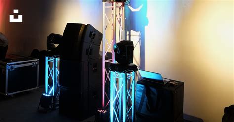 검은 테이블에 검은 색과 회색 스피커 사진 Unsplash의 무료 광 이미지