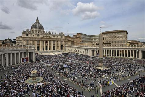 Папа Лъв Xiv призова за мир по време на молитвата си от базиликата Свети Петър По света и у