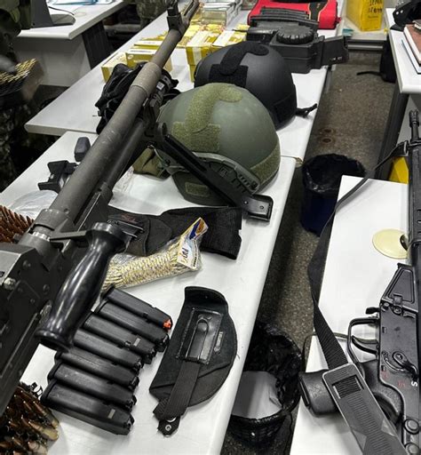 Fuzis Munições Drogas E Dinheiro Polícia De Sp Prende Suspeito De