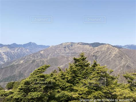 新緑の山々と遠くに見える山々の写真・画像素材 Snapmart（スナップマート）