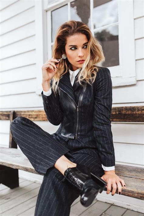 Annie Murphy Rladiesinsuits