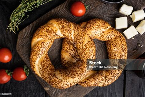 아침 식사 재료인 올리브와 토마토 치즈를 곁들인 참깨를 곁들인 터키식 베이글 Simit 검은색 나무 테이블 배경 평면도 평면