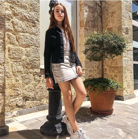 Pin By Tsarly Ntamelio On Sofia Skalkosoba Fashion Outfits For Teens Celebrities