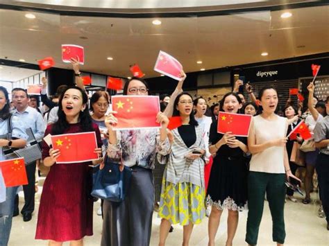 香港市民快闪齐唱国歌 “我爱中国！我爱香港！”天下新闻中心长江网cjncn