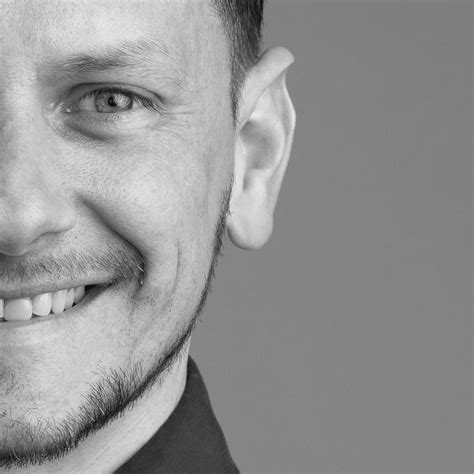 About Lee Munroe Medium