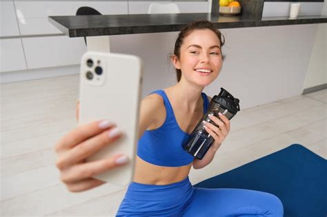 Premium Photo Portrait Of Woman Doing Sports Takes Selfie On