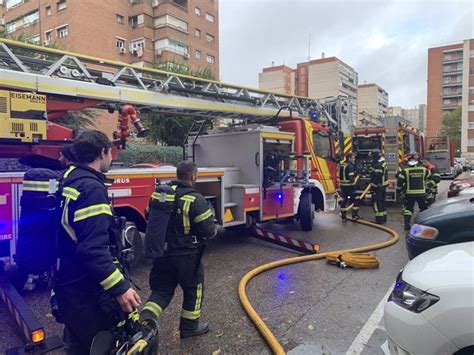 Sofocan Un Incendio Sin Heridos Con Gran Carga De Humo En Un Piso De Aluche