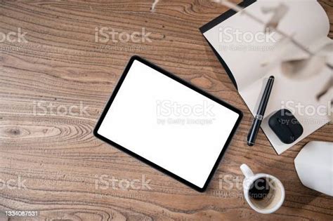 복사 공간이있는 나무 테이블에 상단 보기 빈 화면 태블릿 및 가젯 0명에 대한 스톡 사진 및 기타 이미지 0명 공란