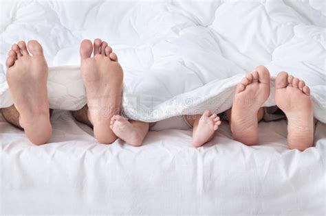 爱高清图片 一家人的脚从白色的被子里伸出来 一家人的脚从白色的被子里伸出来图片免费下载 5152190845 千图网pro