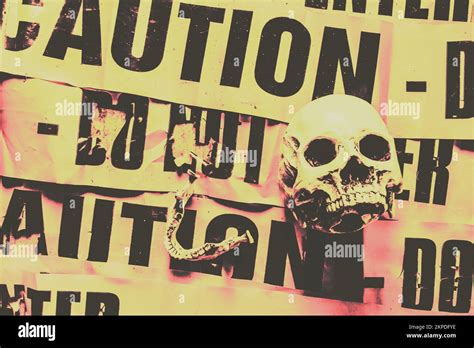 Couverture De Livre Jaune Rétro Mystère Des Os Humains Sur La Bande Ne