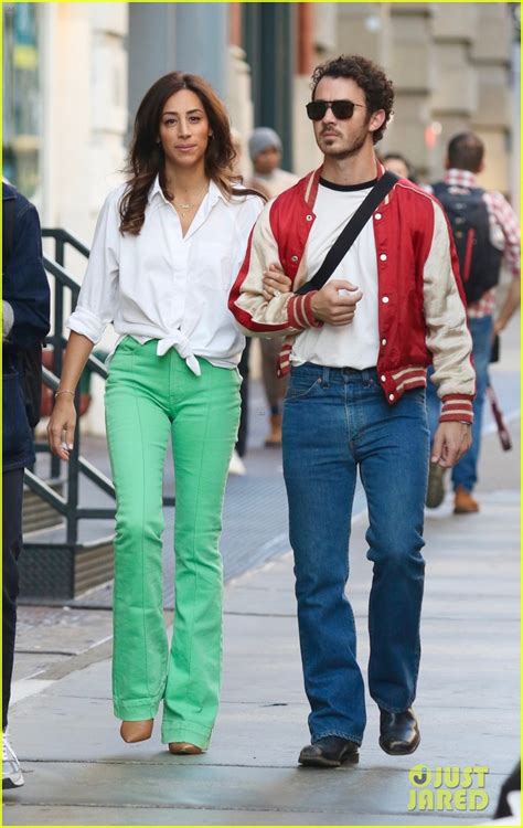 Kevin Jonas And Wife Danielle Jonas Go Shopping In Manhattan Photo