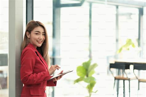 사무실에서 디지털 태블릿으로 일하는 미소를 가진 매력적인 아시아 비즈니스 여성 사진 Unsplash의 태국 이미지