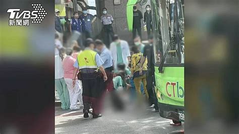 醫院外小車禍「路人甲」突揮拳 75歲駕駛不治 Tvbs Line Today