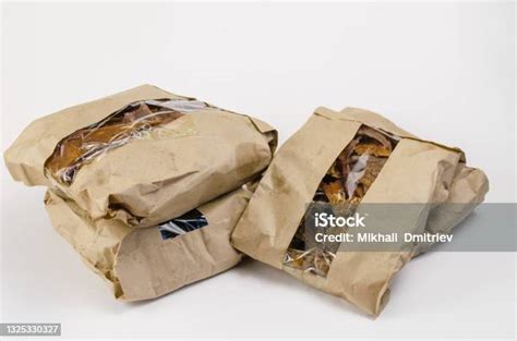 흰색 배경에 말린 암소 우더 조각이있는 4 개의 공예 가방 반려견을 위한 유용한 간식 건조 식품에 대한 스톡 사진 및 기타