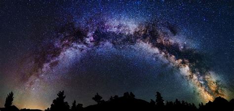 全景天文攝影整個可見的銀河星系山的剪影夜空景觀中的星星星雲和星塵 照片檔及更多 星圖 照片 星圖 俄羅斯 側影 Istock