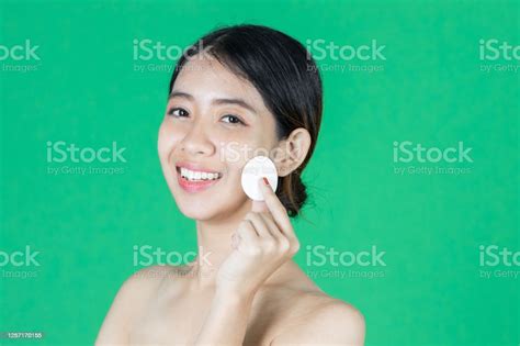 예쁜 아름다움 젊은 아시아 여자 녹색 고립 된 배경 위에 면 패드와 그녀의 얼굴을 청소 건강한 피부와 화장품 컨셉 건강관리와 의술에 대한 스톡 사진 및 기타 이미지 Istock