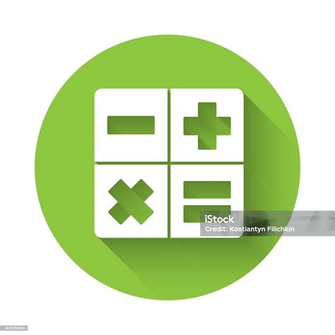 긴 그림자로 격리된 화이트 계산기 아이콘입니다 회계 기호입니다 비즈니스 계산 수학 교육 및 금융 녹색 원 버튼입니다 벡터 개념에