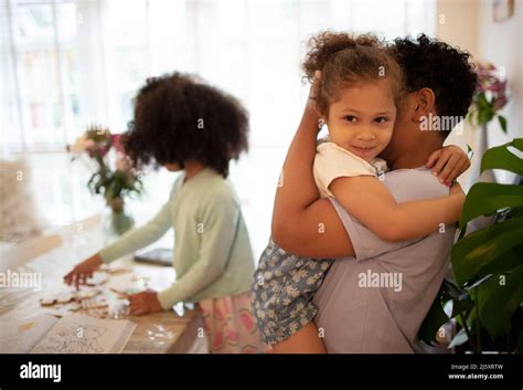Hermano Y Hermana Abrazando Fotograf As E Im Genes De Alta Resoluci N Alamy