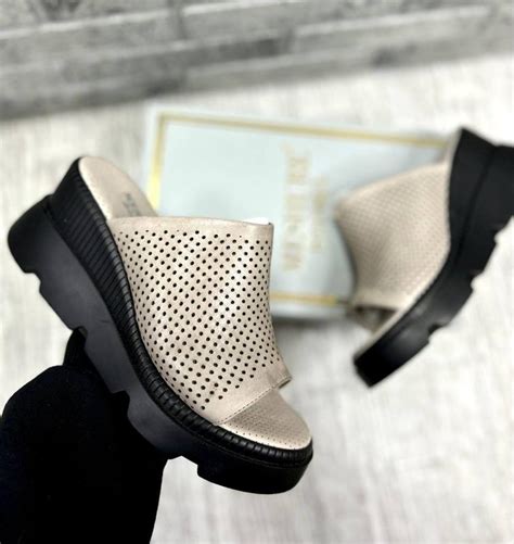 Жіночі шльопанці Mesh шкіряні на платформі бежеві — ціна 1750 грн у каталозі Босоніжки Купити