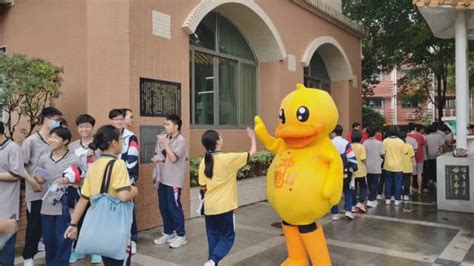 6月7日高考第一天，石门中学老师装扮成鸭子玩偶高考石门中学佛山市新浪新闻