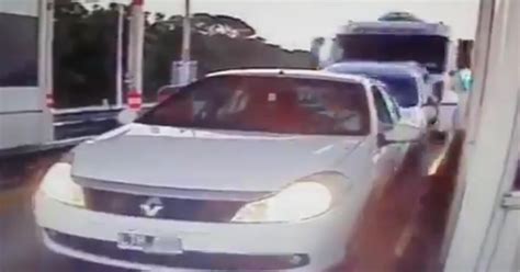 Impresionante Accidente En Córdoba Un Camión Embistió A Una Fila De
