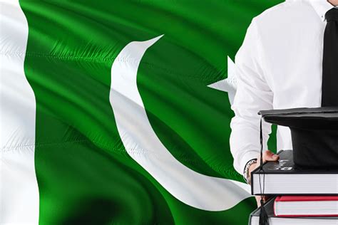 성공적인 파키스탄 학생 교육 개념입니다 책과 파키스탄 국기 배경 위에 졸업 모자를 들고 교사 교육 관련 직업에 대한 스톡 사진 및 기타 이미지 교사 교육 관련 직업