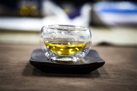 유리찻잔에 담겨 있는 노란색 차 유토이미지 상세페이지 베이직샵 사진 21418990