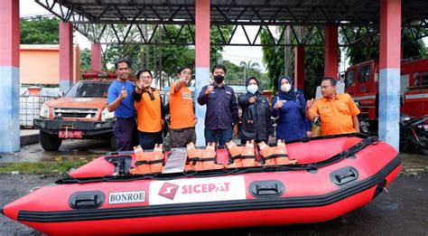 Bantu Evakuasi Bencana Banjir SiCepat Ekspres Pinjamkan Perahu